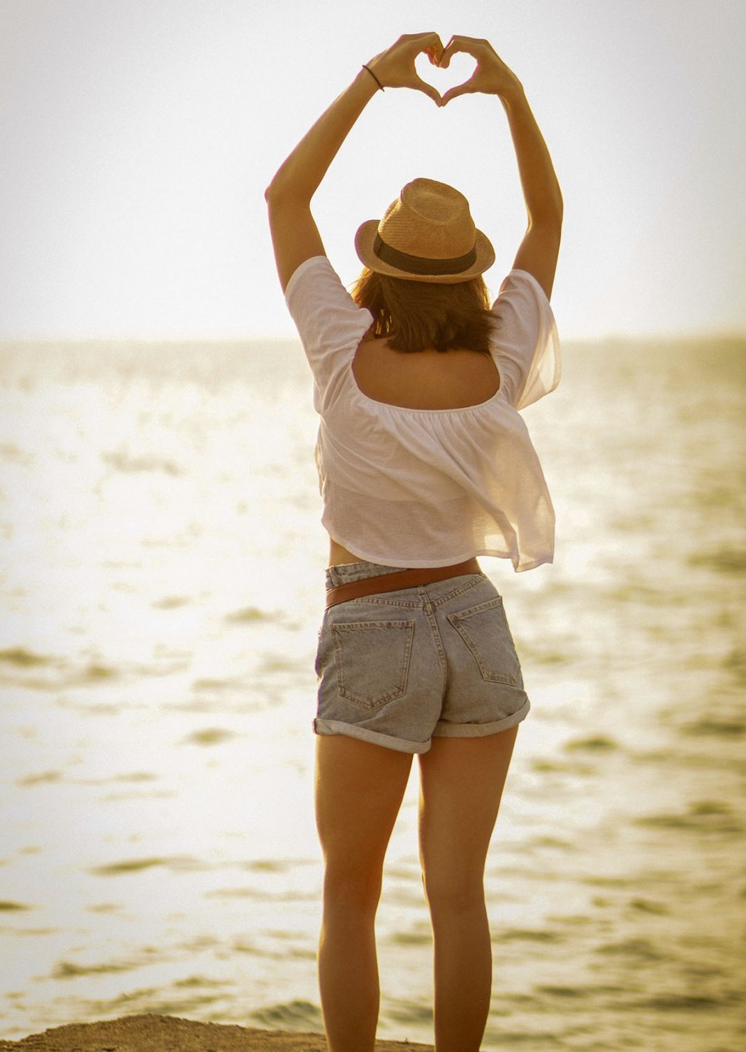 7 Stylish Outfit Ideas for Tropical Climates - Tropical House & Garden