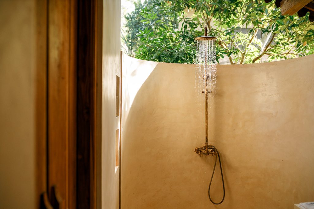 Open Showers Are a Way to Connect with Nature - Tropical House & Garden