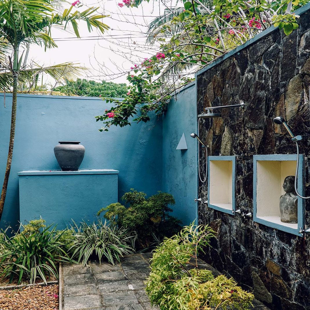 Open Showers Are a Way to Connect with Nature - Tropical House & Garden